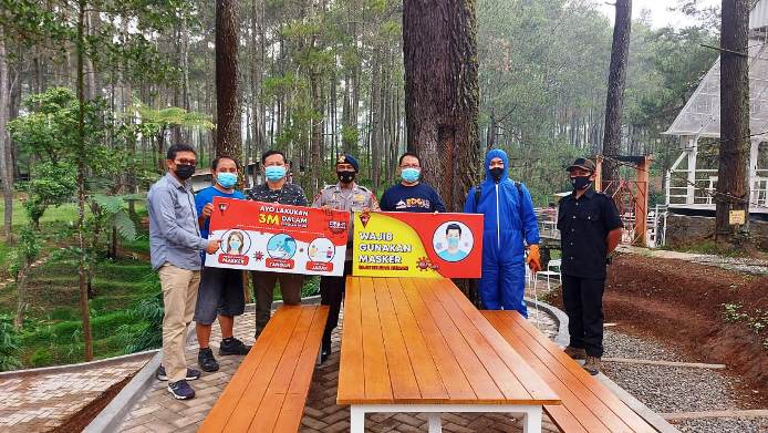 Personel Brimob Polda Jabar Imbau Prokes Kepada Wisatawan Di Lembang - Sorot Indonesia