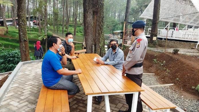 Personel Brimob Polda Jabar Imbau Prokes Kepada Wisatawan Di Lembang - Sorot Indonesia